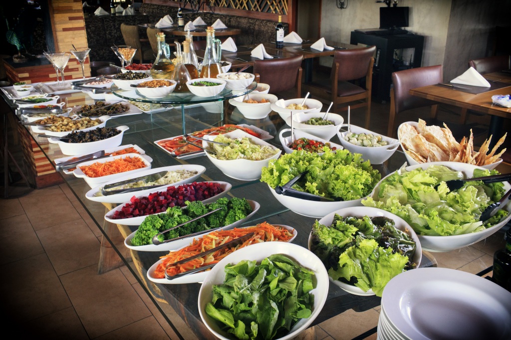 Restaurante Geppos: buffet de saladas e proteínas